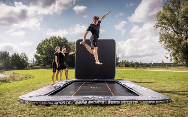 BERG SPORTS Ultim Pro Bouncer FlatGround 500 + AeroWall | BERG